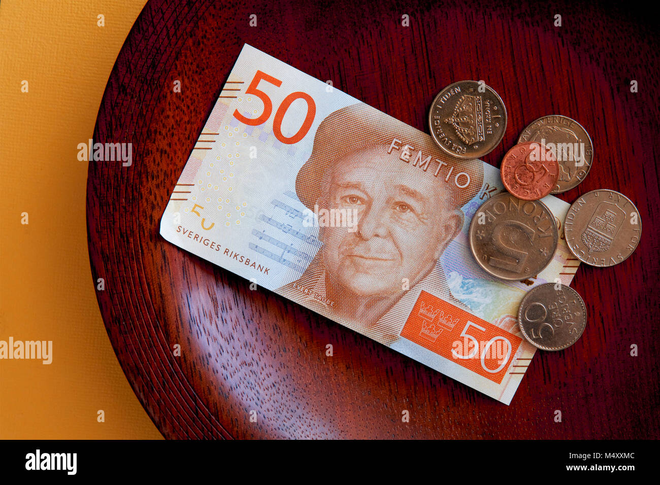 Restaurant tip waitress hi-res stock photography and images - Alamy