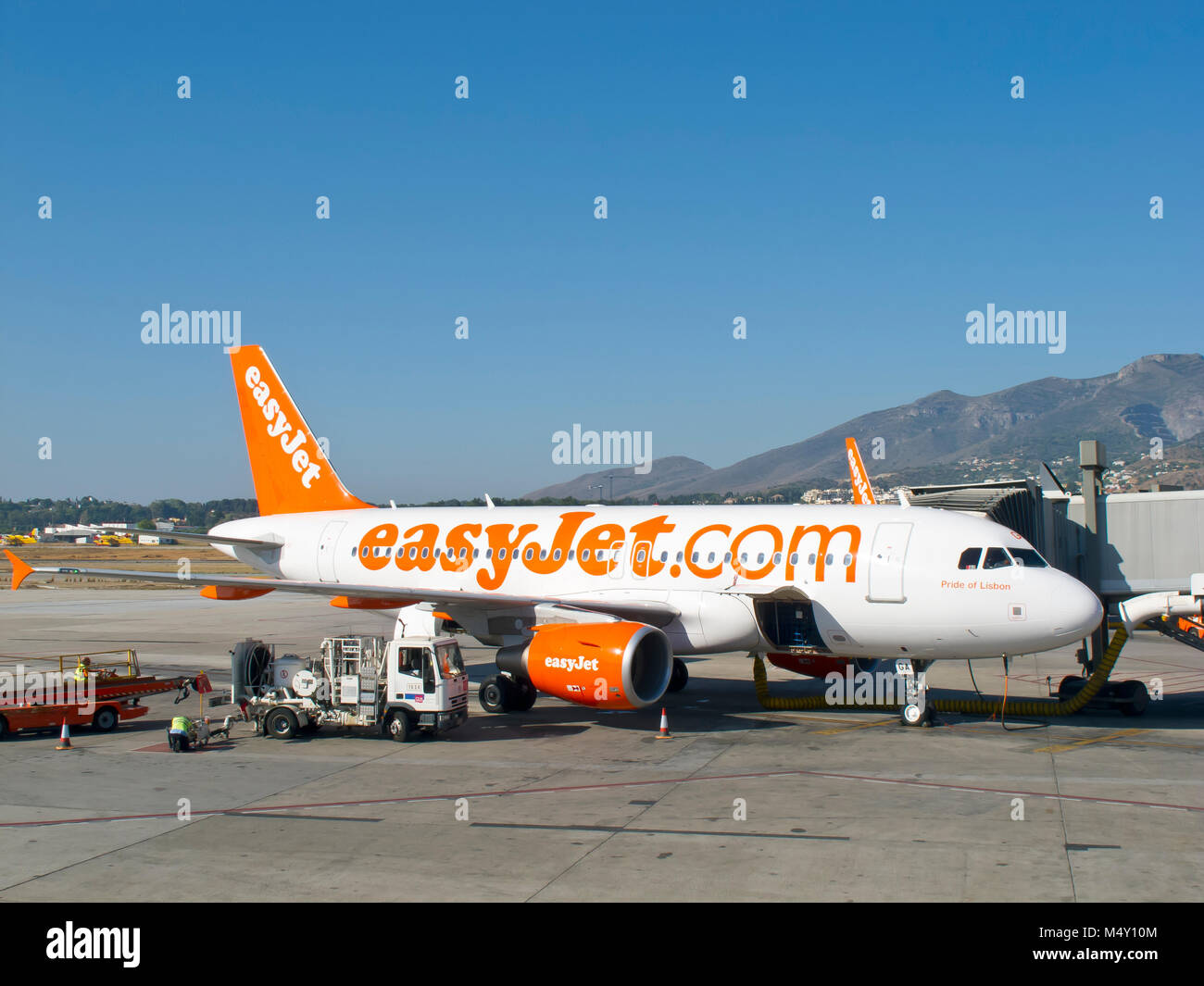 Jet refueling hi-res stock photography and images - Alamy