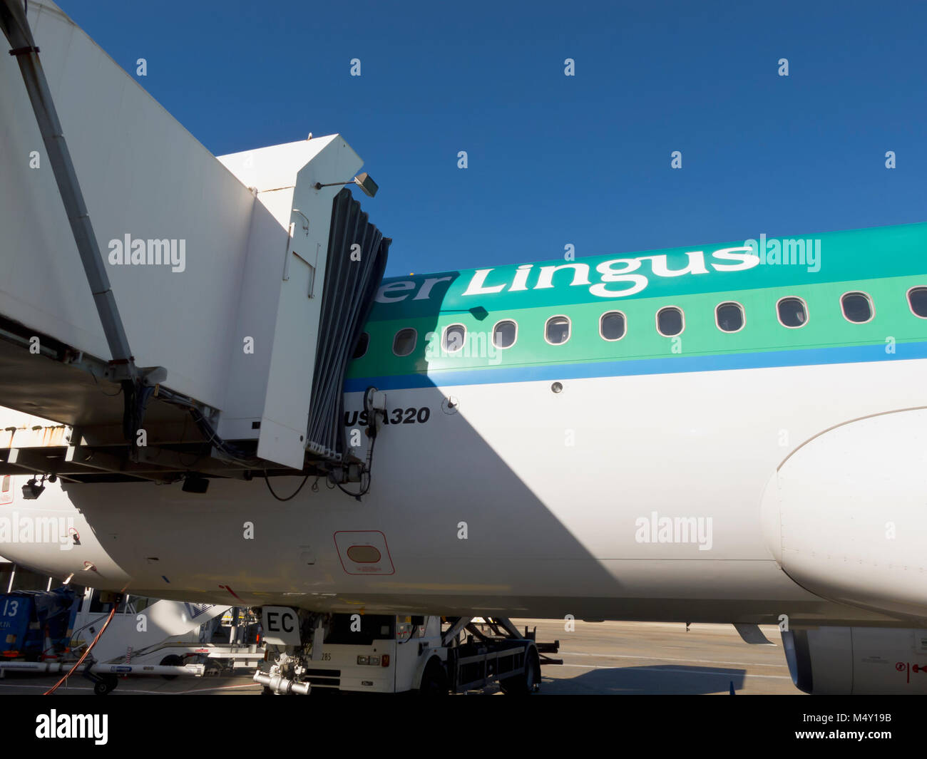 Air cargo loading hi-res stock photography and images - Alamy