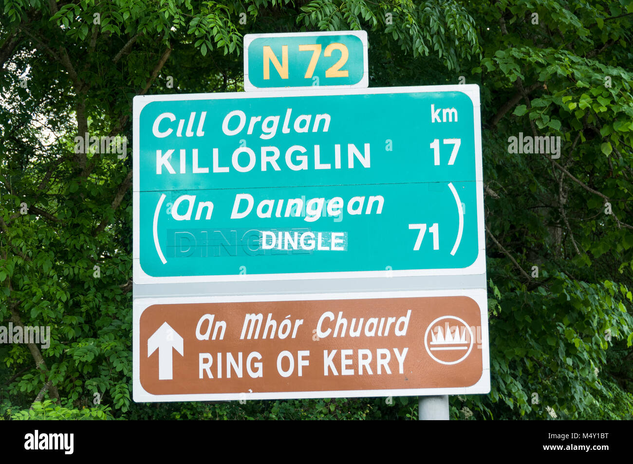 A Irish road sign with a visitor's brown direction sign to Ring of ...