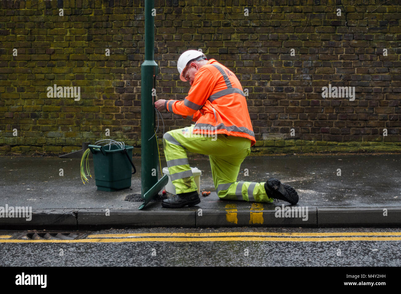 Repairing street light hi-res stock photography and images - Alamy