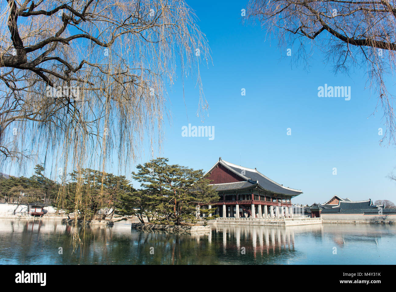 Korean traditional gate hi-res stock photography and images - Alamy