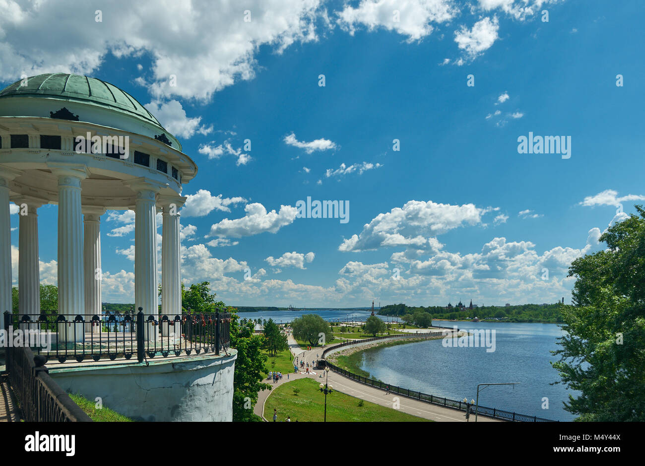 Walkway on Strelka in the city of Yaroslav Stock Photo - Alamy
