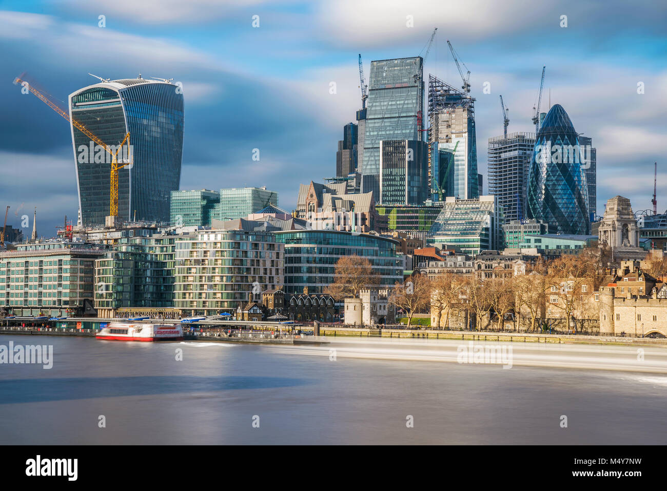 London financial district skyline hi-res stock photography and images ...