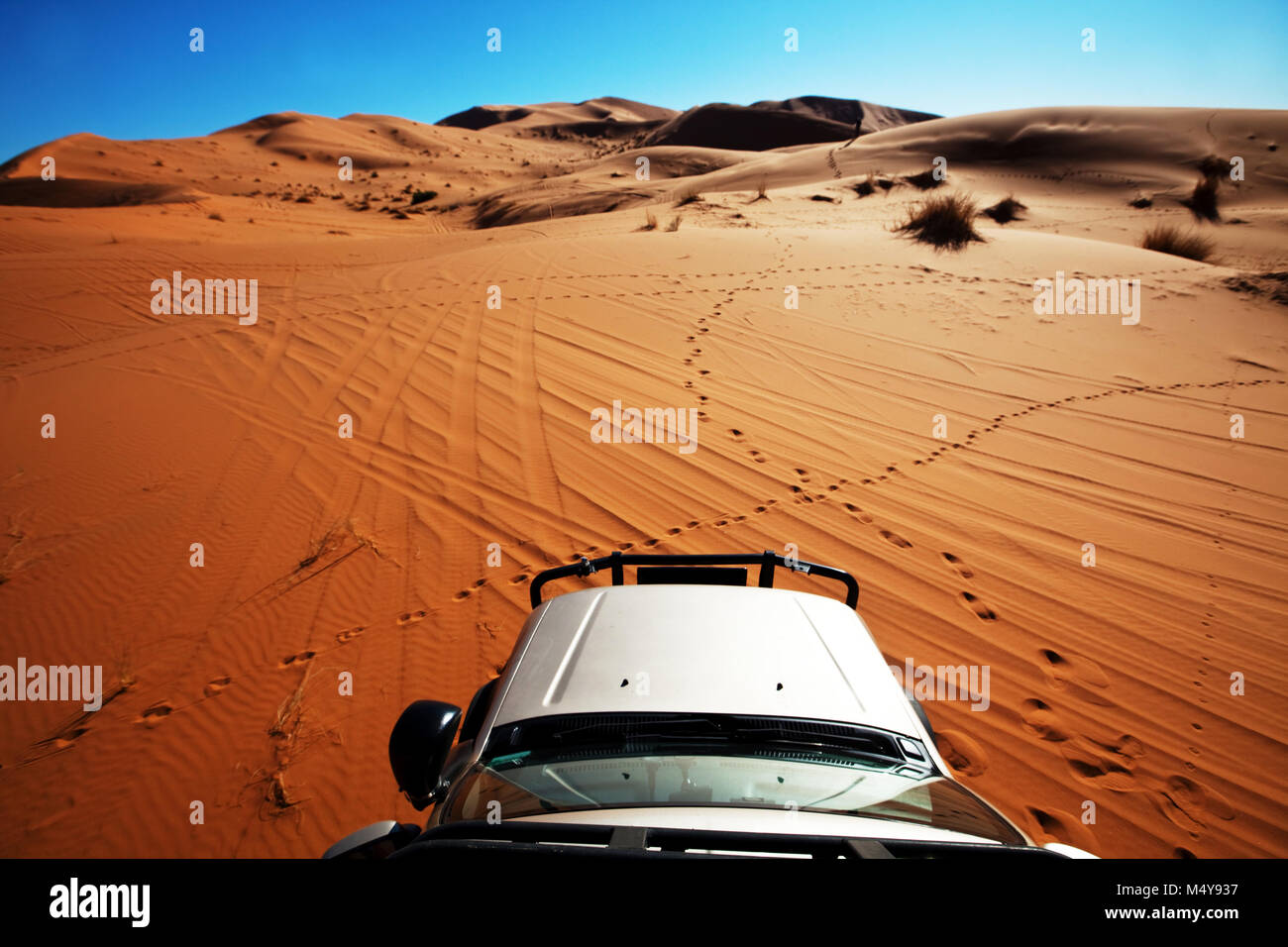 4x4 vehicle driving off road in Sahara desert, Morocco, Africa Stock ...