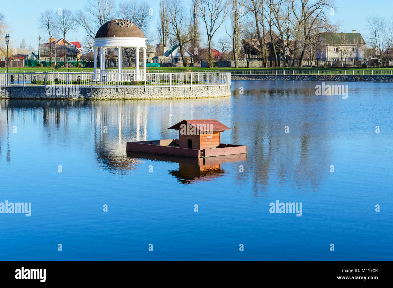 Floating duck house on pond hi-res stock photography and images - Alamy