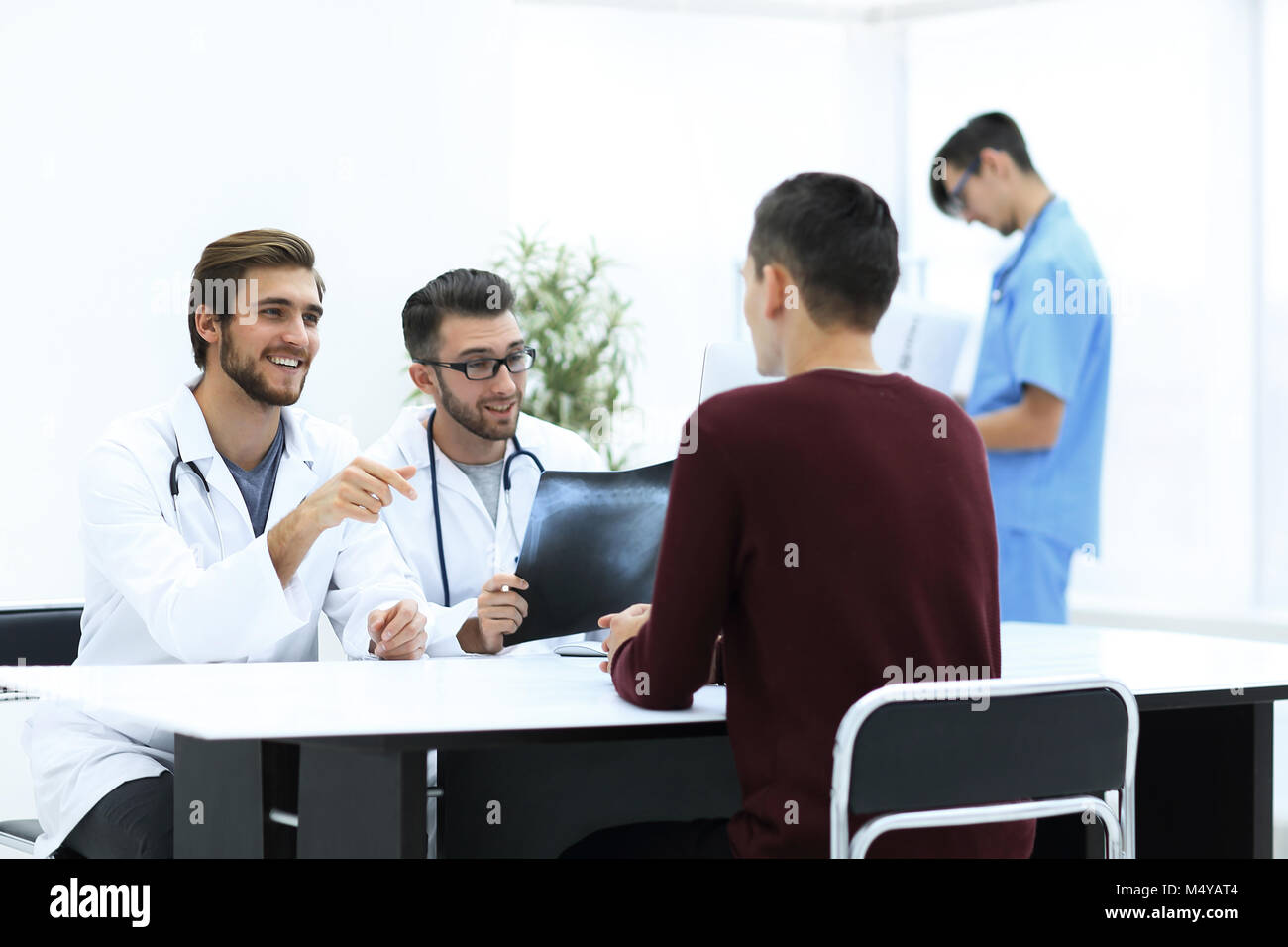 doctors discuss with the patient the x-ray Stock Photo - Alamy