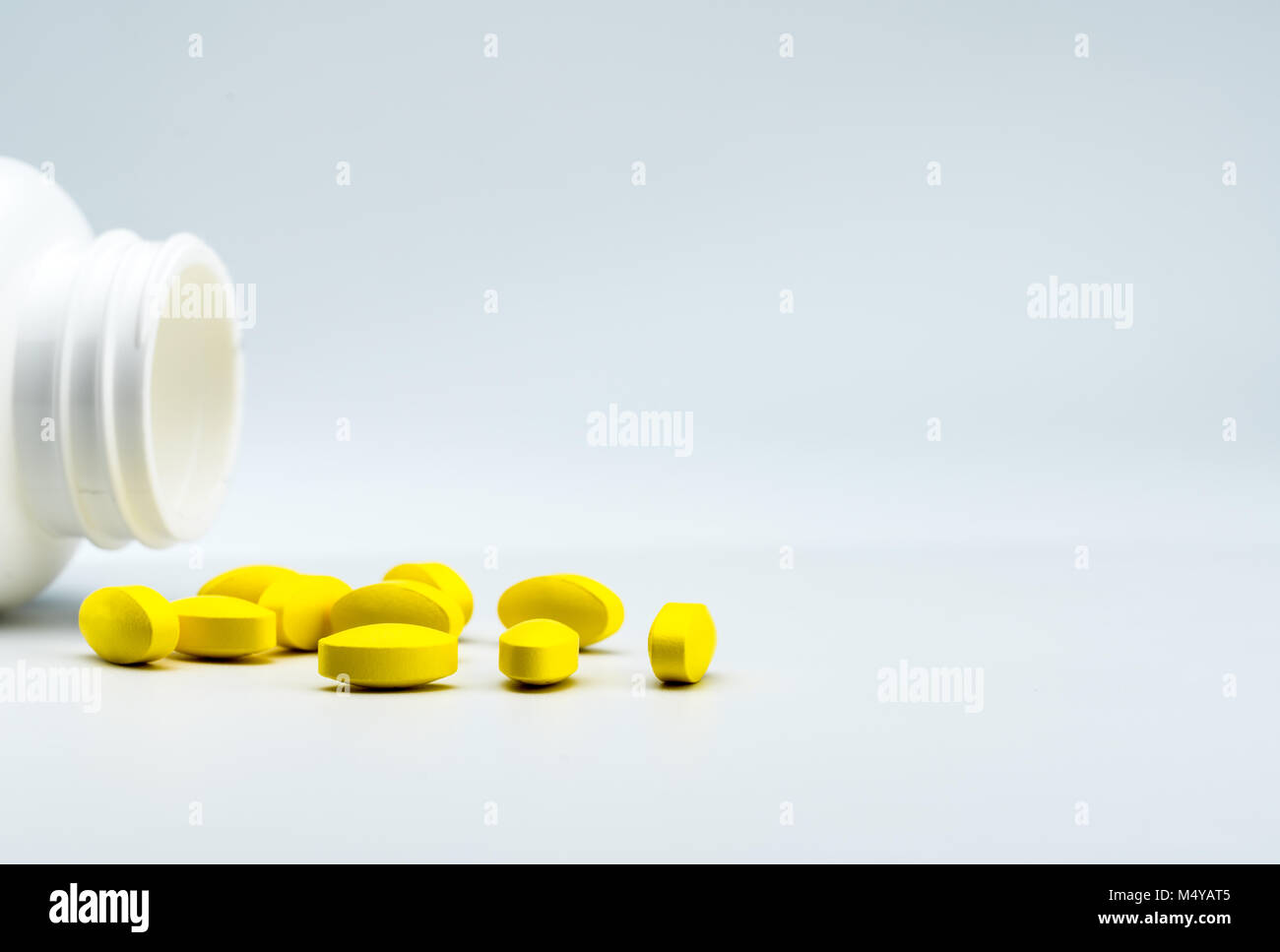 Acetaminophen bottle hi-res stock photography and images - Alamy