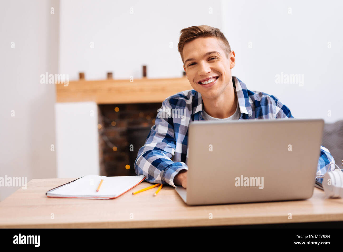 Teenager learning at home hi-res stock photography and images - Alamy