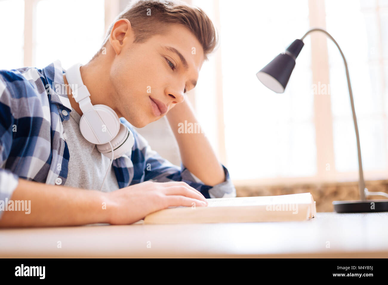 Avid reader hi-res stock photography and images - Alamy