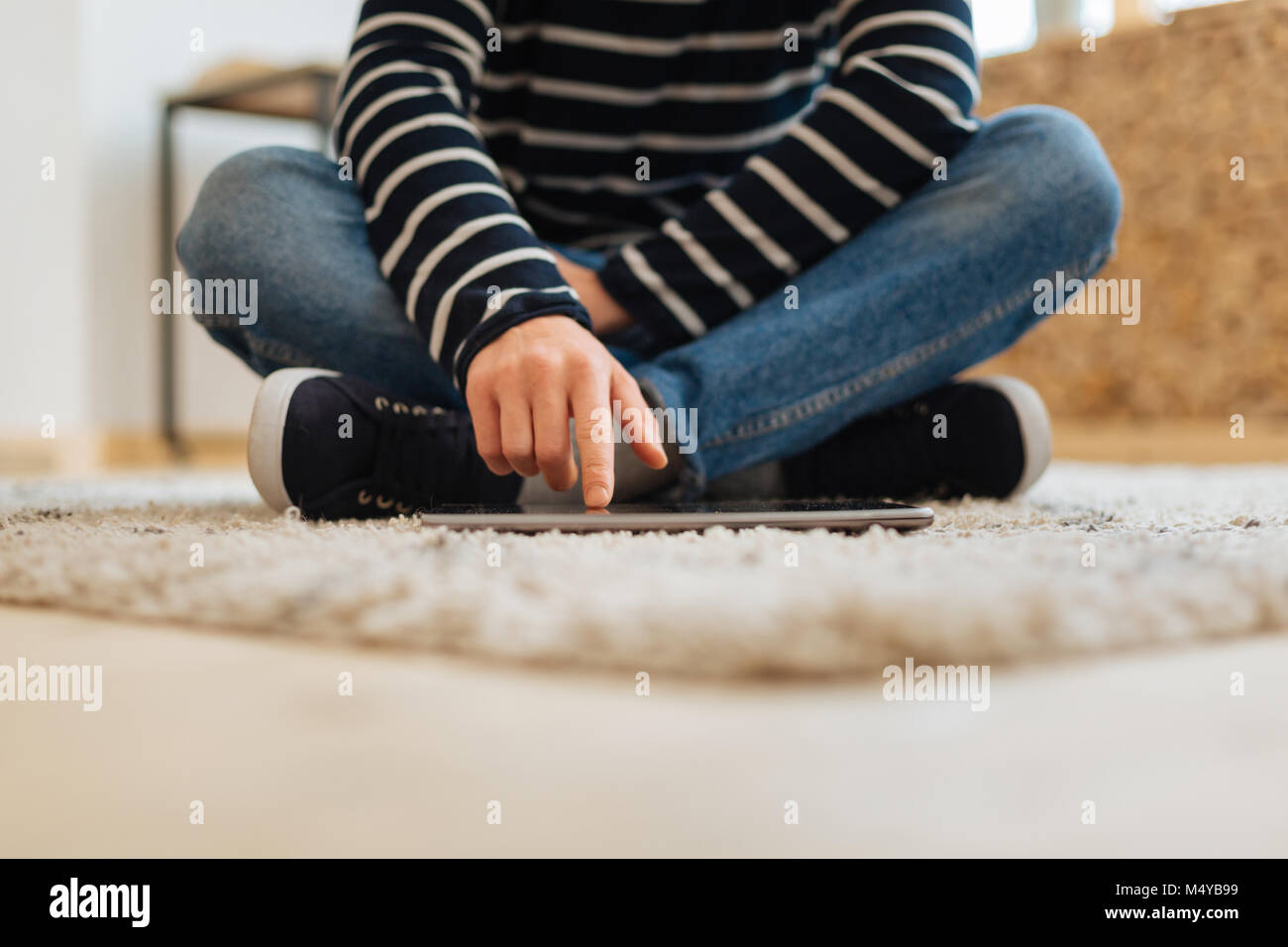 Modern device teenager hi-res stock photography and images - Alamy