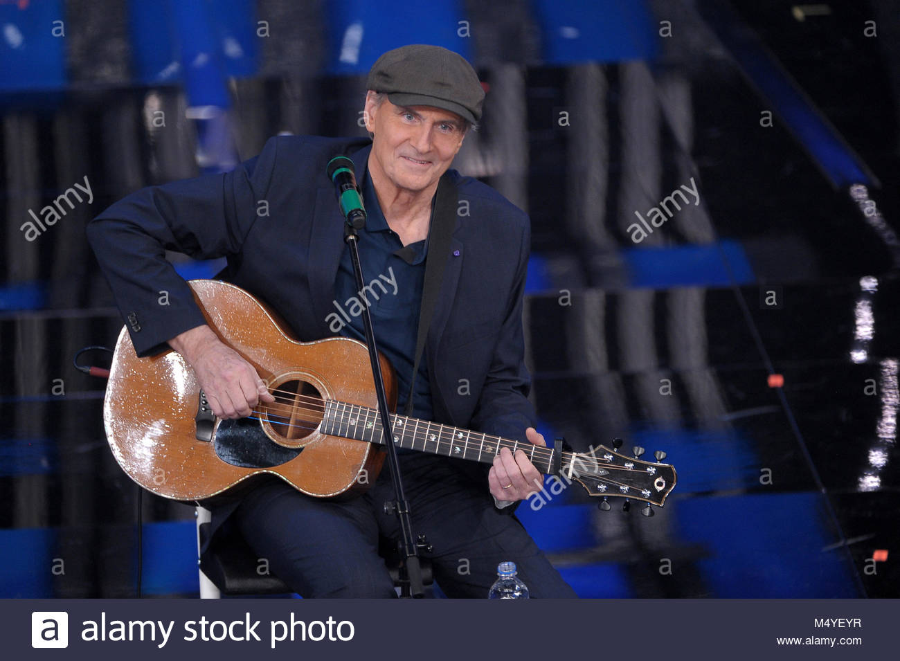 James Taylor Singer High Resolution Stock Photography and Images - Alamy