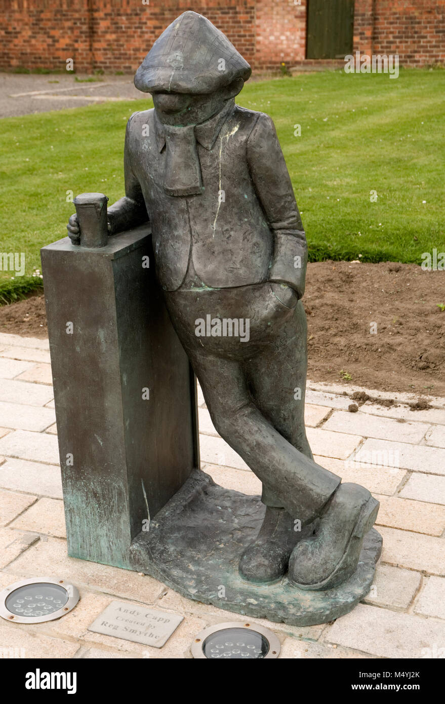 Statue of cartoon strip character Andy Capp Stock Photo - Alamy