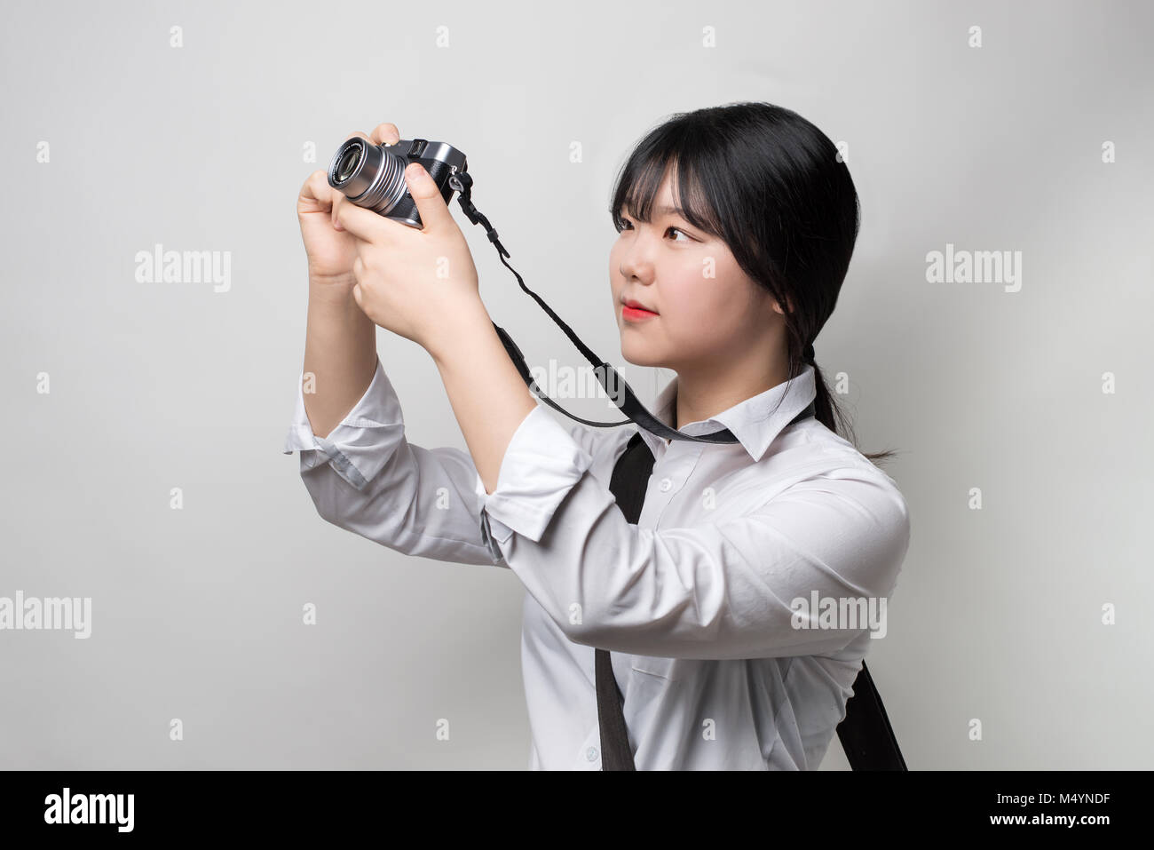 Female hand holding modern camera (mirrorless camera). camera in hand ...