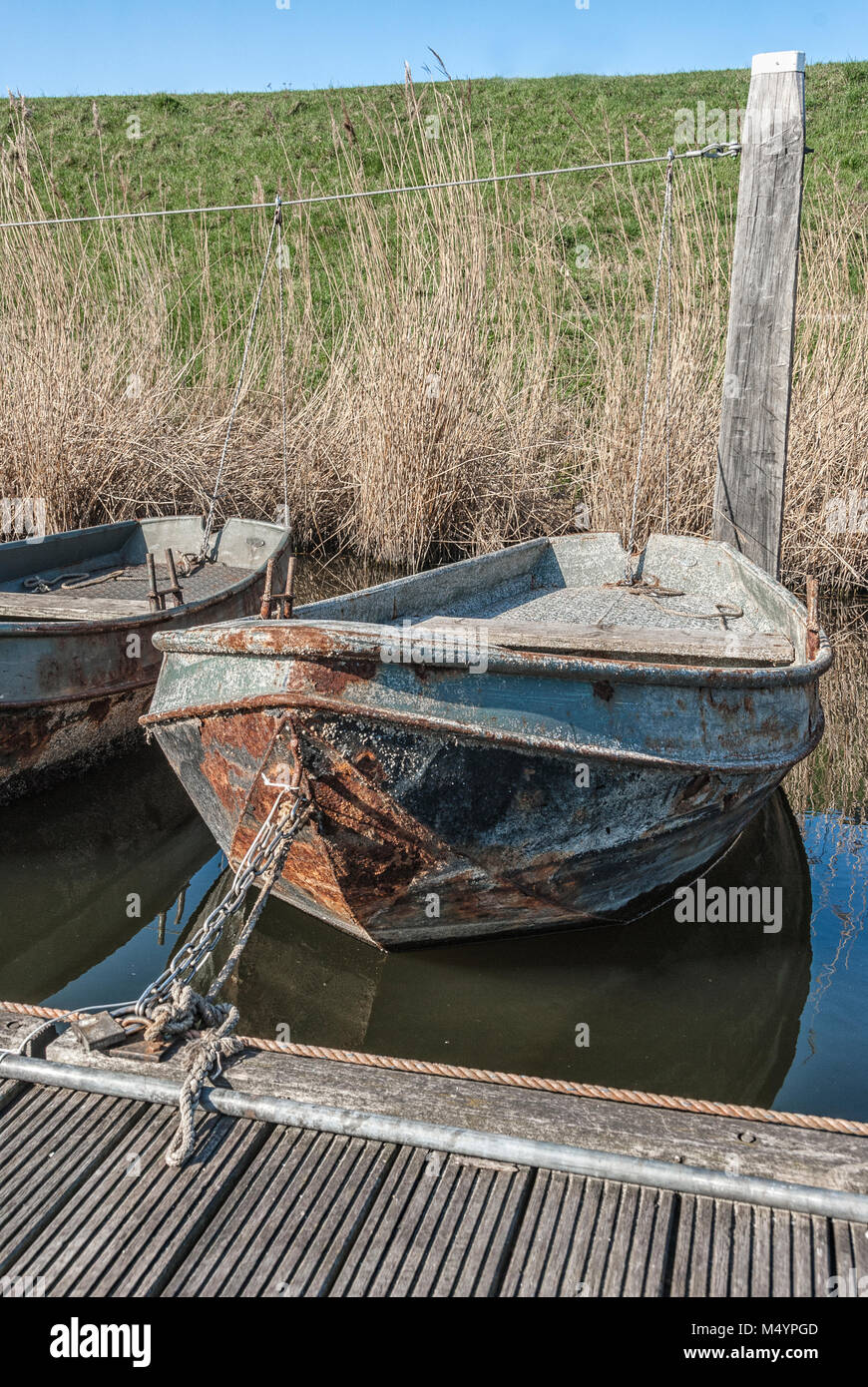 Rusty boats hi-res stock photography and images - Alamy
