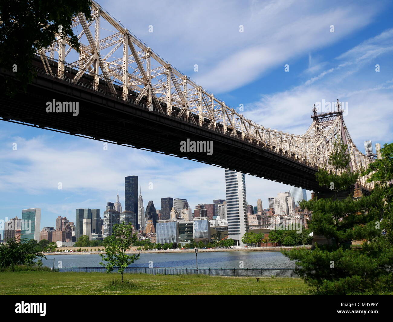 Queensborobridge and Manhattan Skyline Stock Photo - Alamy
