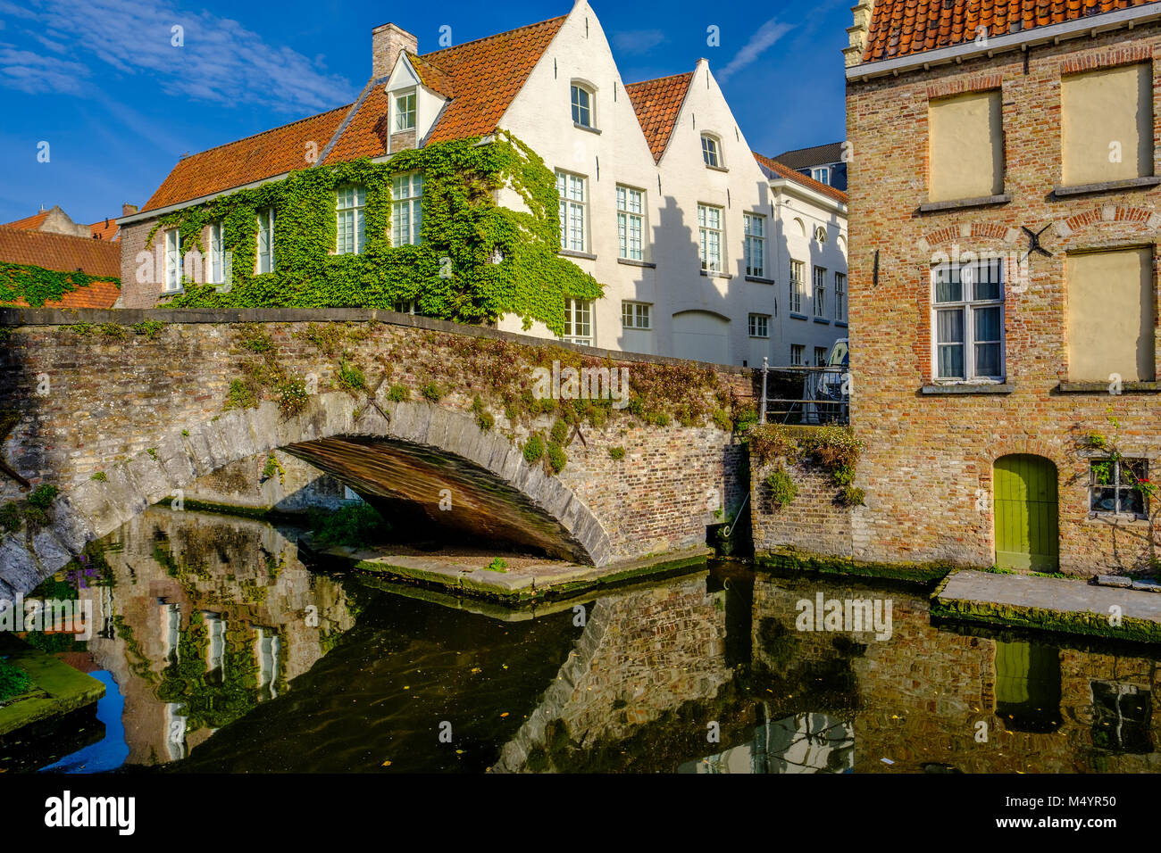 Bruges (Brugge) cityscape with water canal and bridge Stock Photo - Alamy