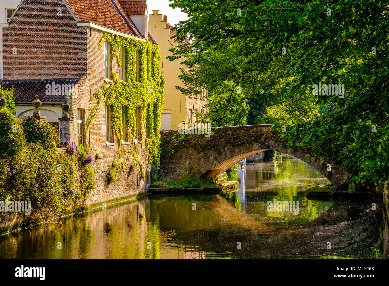 Bruges (Brugge) cityscape with water canal and bridge Stock Photo - Alamy