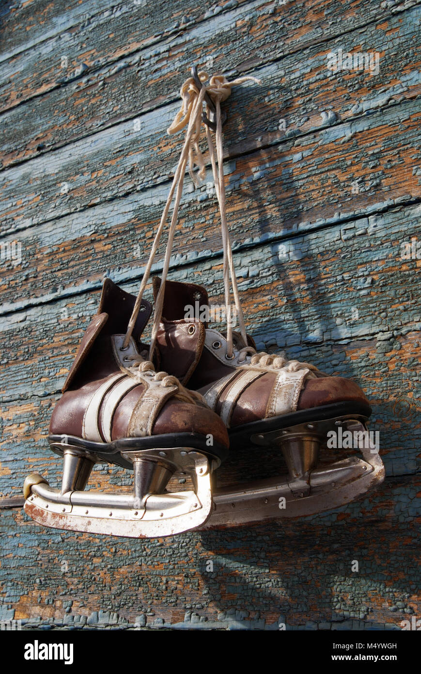 Old fashioned ice skates hi-res stock photography and images - Alamy