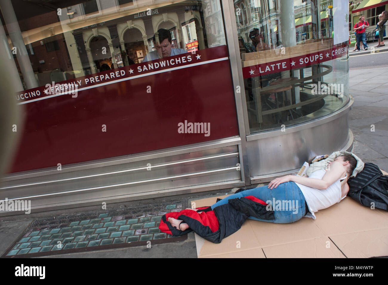 Homeless woman hi-res stock photography and images - Alamy