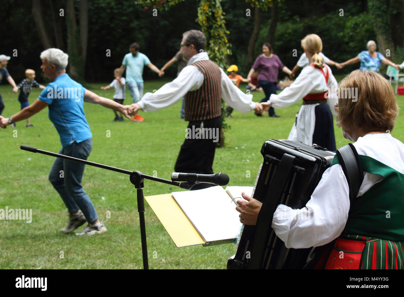 Sweden midsummer dance hi-res stock photography and images - Alamy