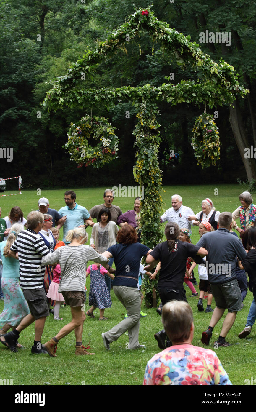 Sweden midsummer dance hi-res stock photography and images - Alamy