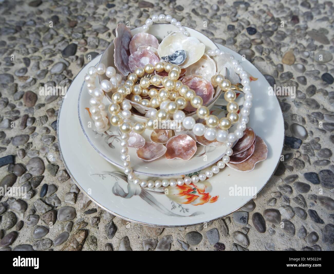 Pearls shells hi-res stock photography and images - Alamy