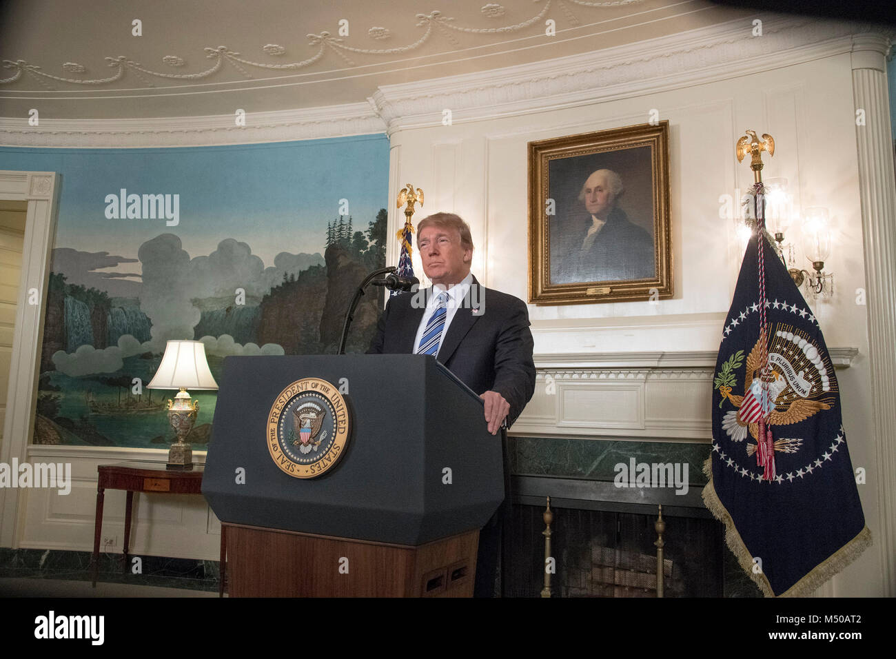 President trump in diplomatic reception room hi-res stock photography ...