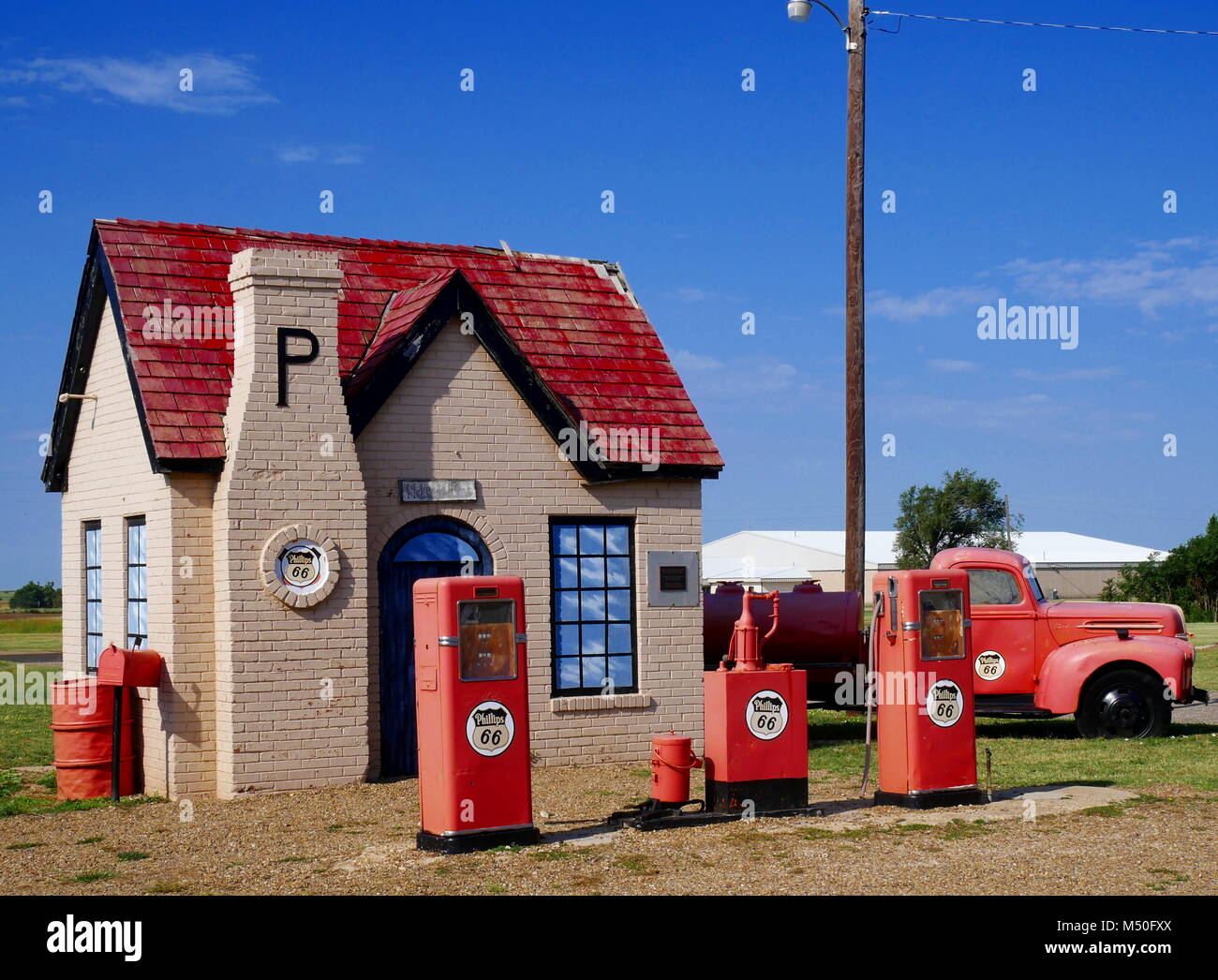 Vintage gas station hi-res stock photography and images - Alamy
