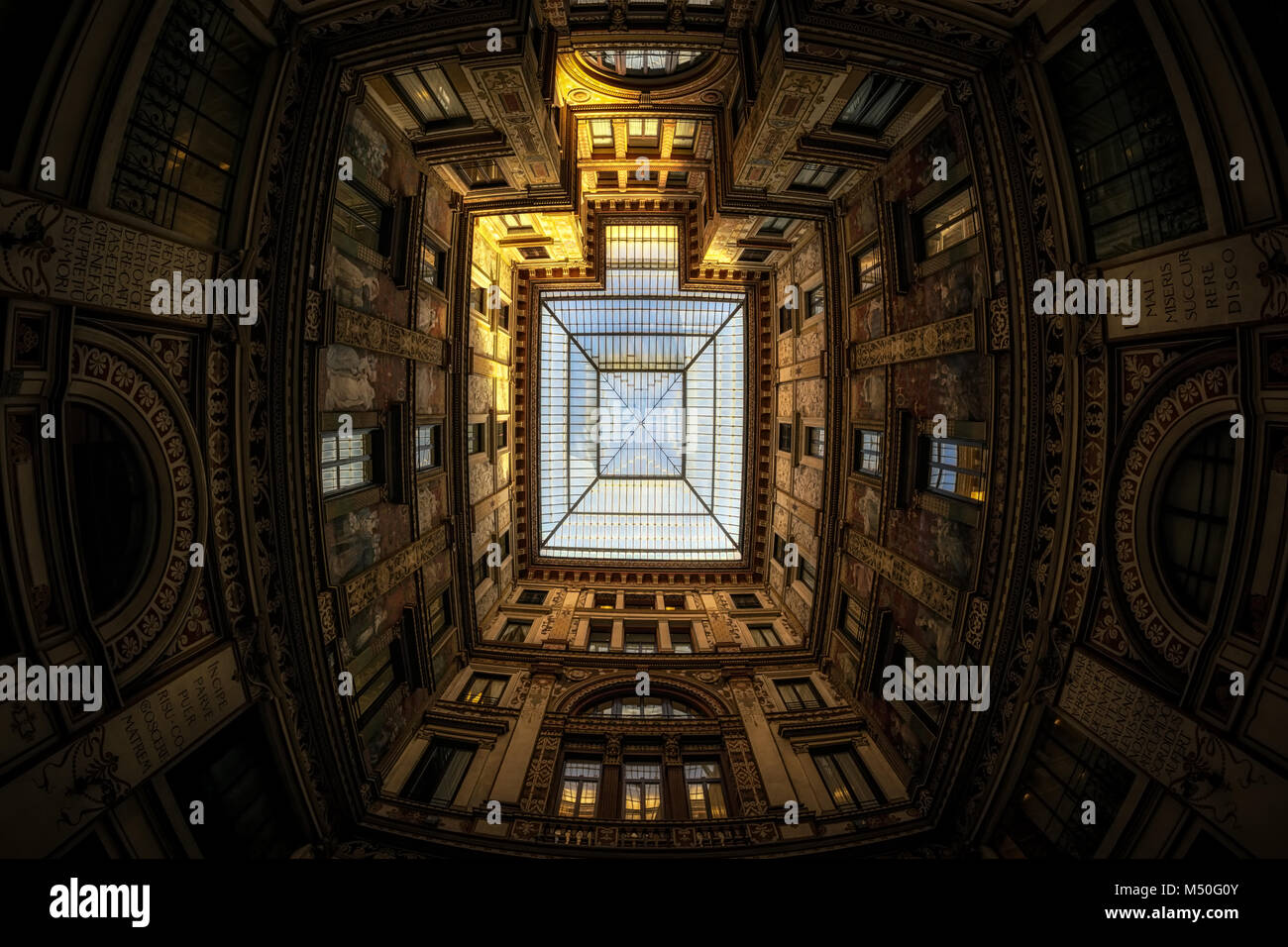 Roman home courtyard hi-res stock photography and images - Alamy