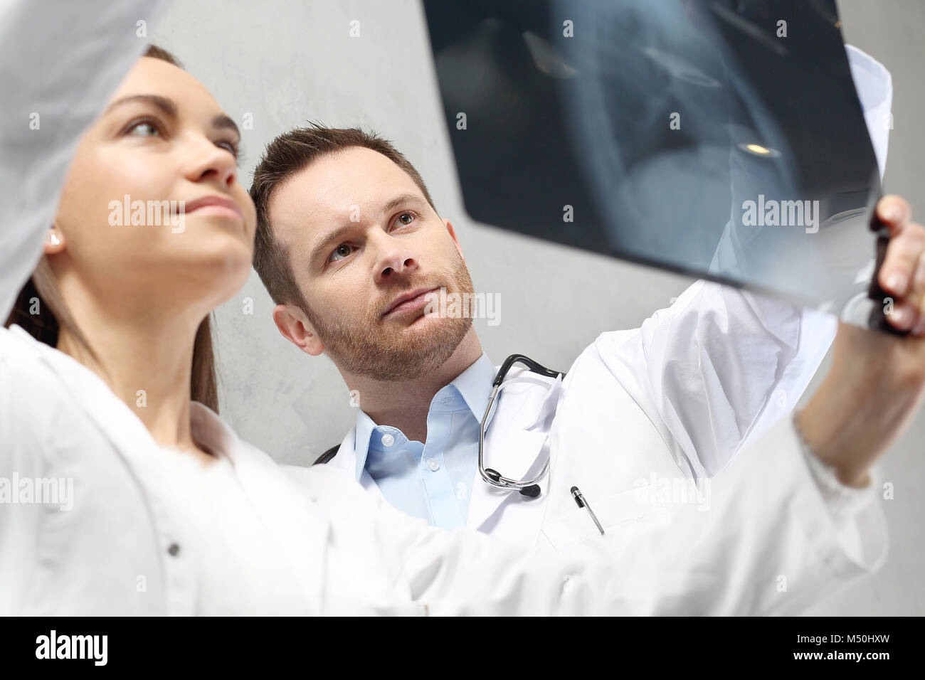 Doctors are looking at the patient's x-ray picture Stock Photo - Alamy