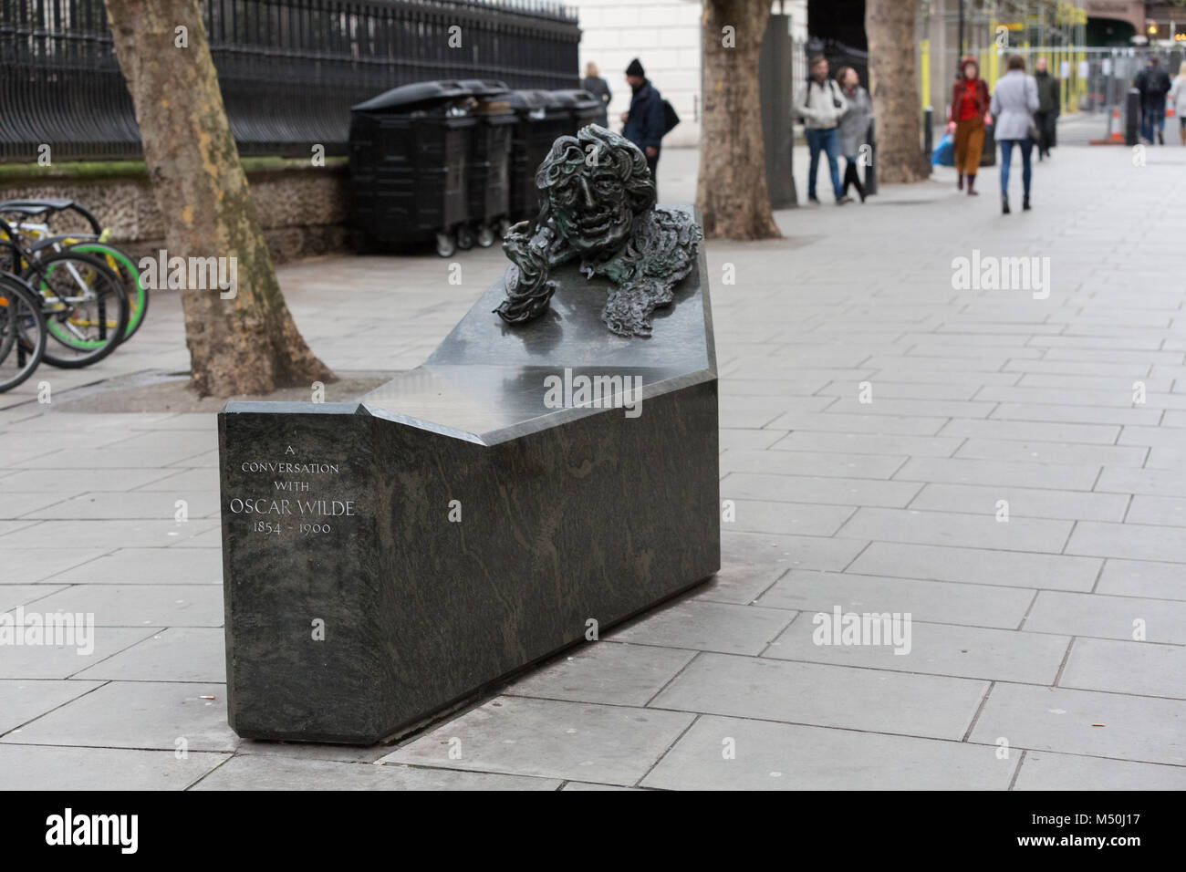 Oscar Wilde bust memorial Stock Photo - Alamy