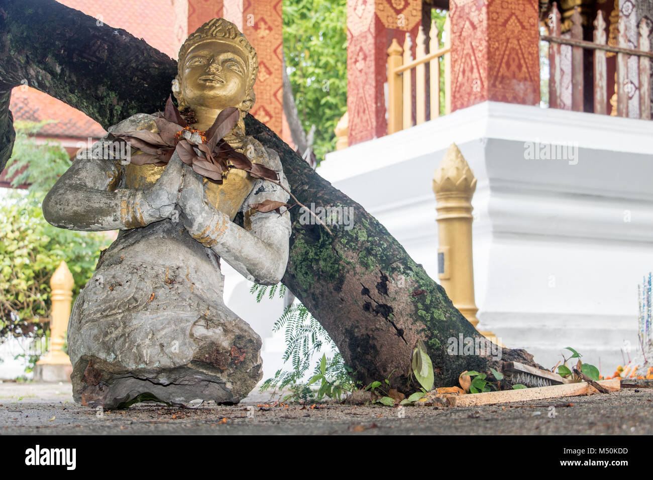 Broken angel statue hi-res stock photography and images - Alamy