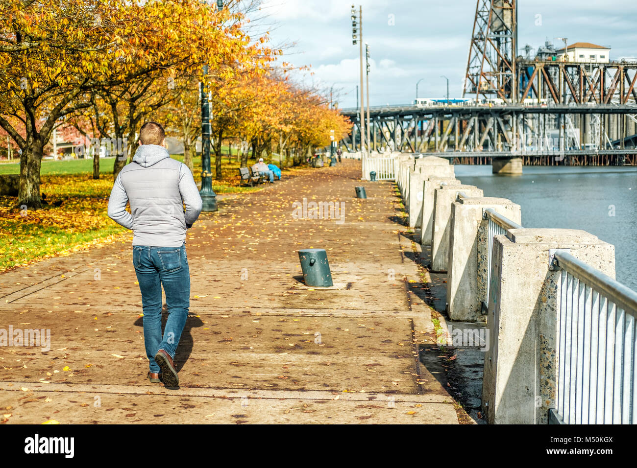 Portland oregon waterfront walking hi-res stock photography and images ...