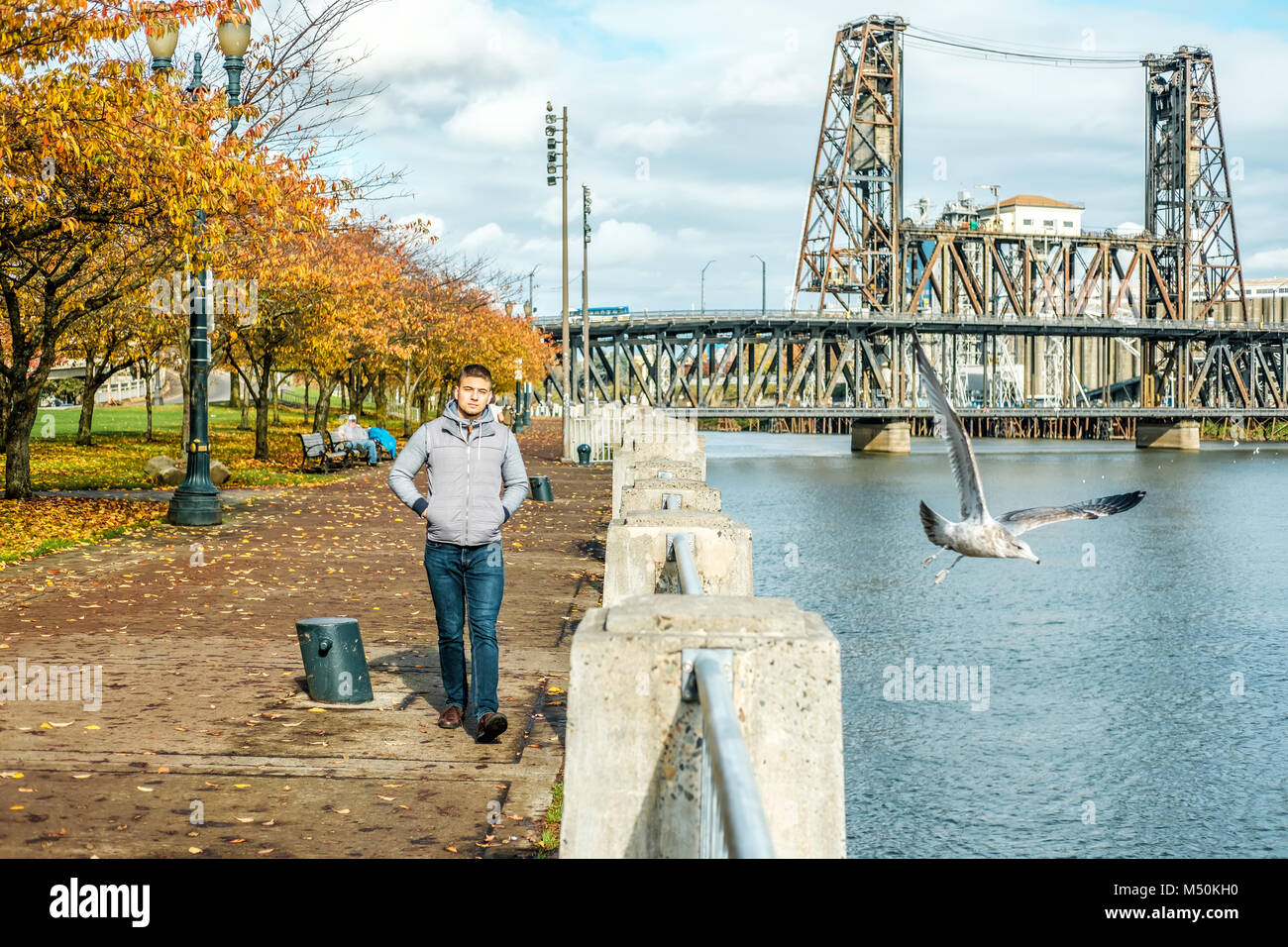 Portland oregon waterfront walking hi-res stock photography and images ...