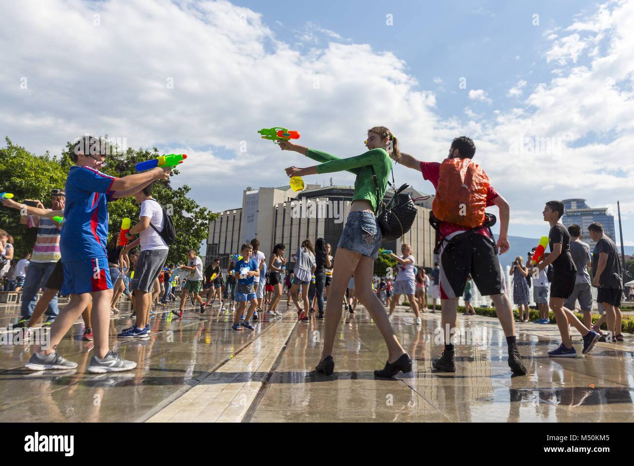 Water fight children hi-res stock photography and images - Alamy