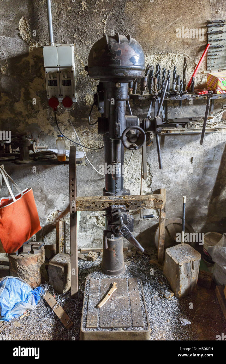 Messy machine shop hi-res stock photography and images - Alamy