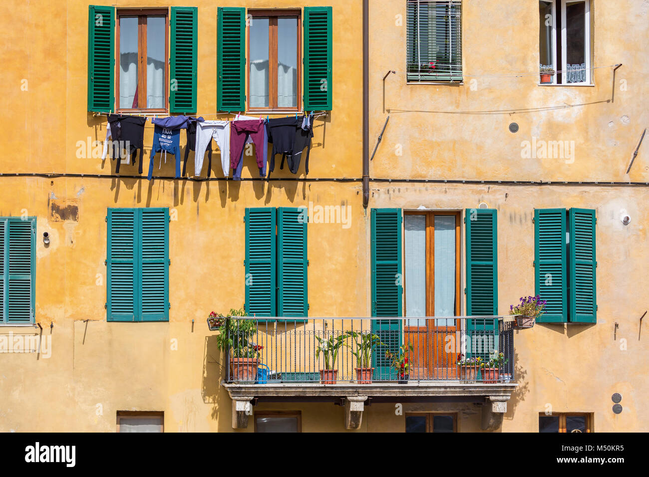 Hanging clothes to dry hi-res stock photography and images - Alamy