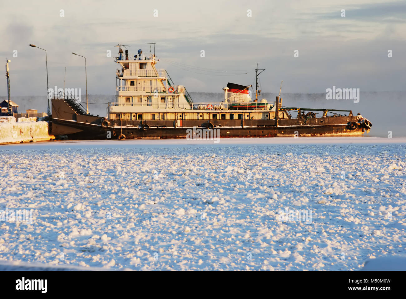 Icing ship hi-res stock photography and images - Alamy