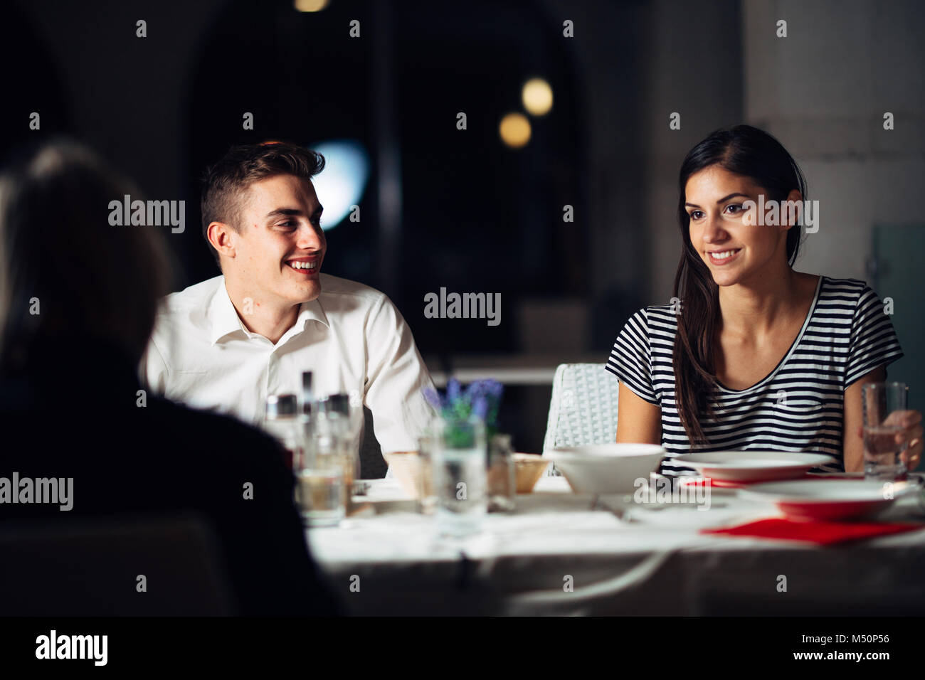 Women friends dining out hi-res stock photography and images - Alamy