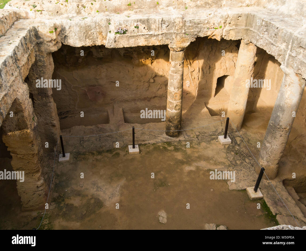 Doric columns support roof hi-res stock photography and images - Alamy