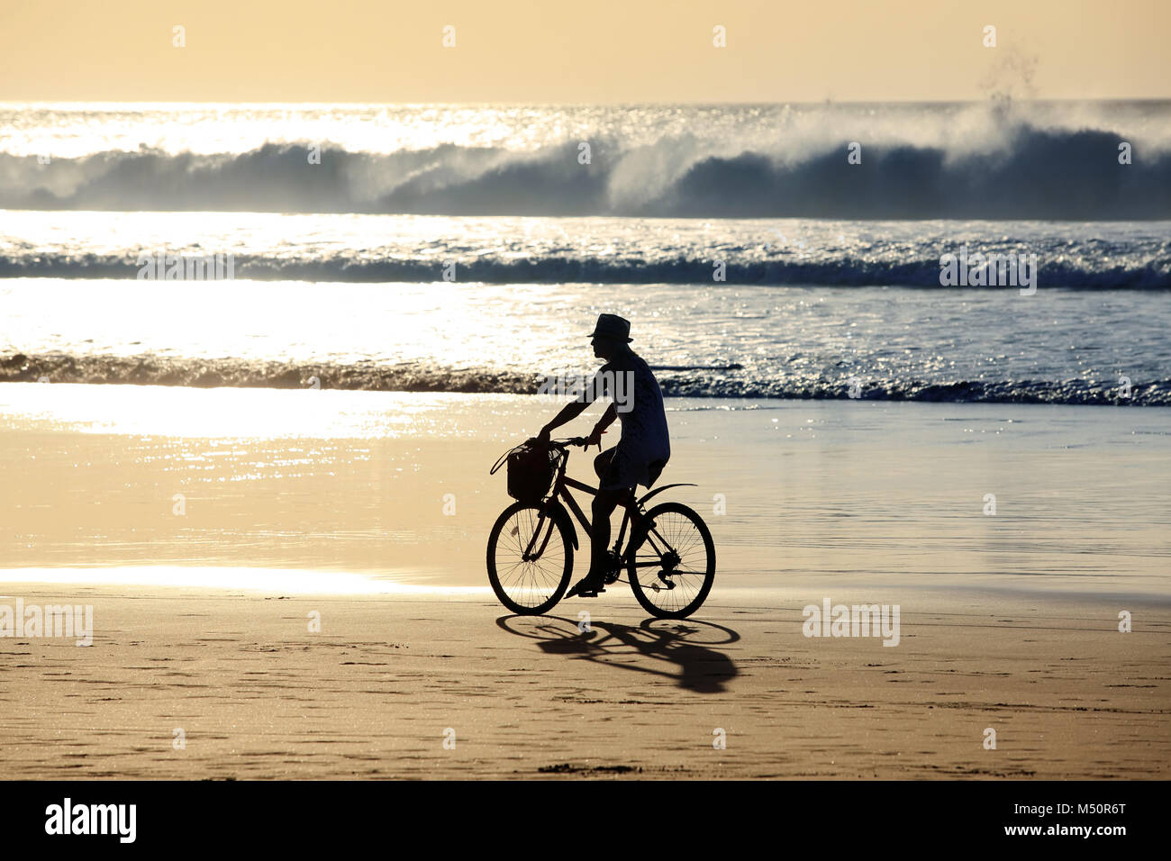 Bicycle sunset beach hi-res stock photography and images - Alamy