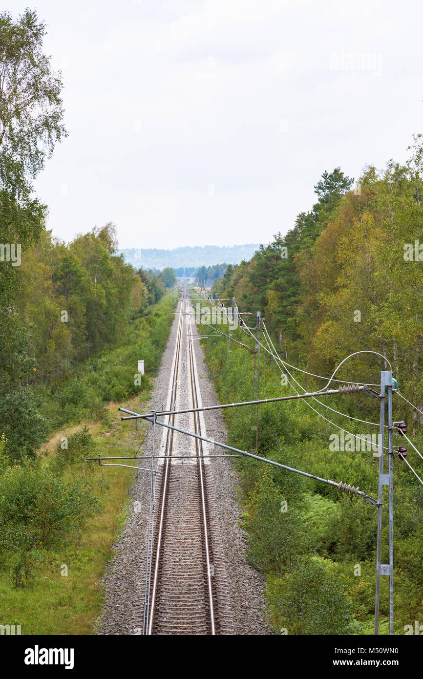 Railway tracks through countryside hi-res stock photography and images ...