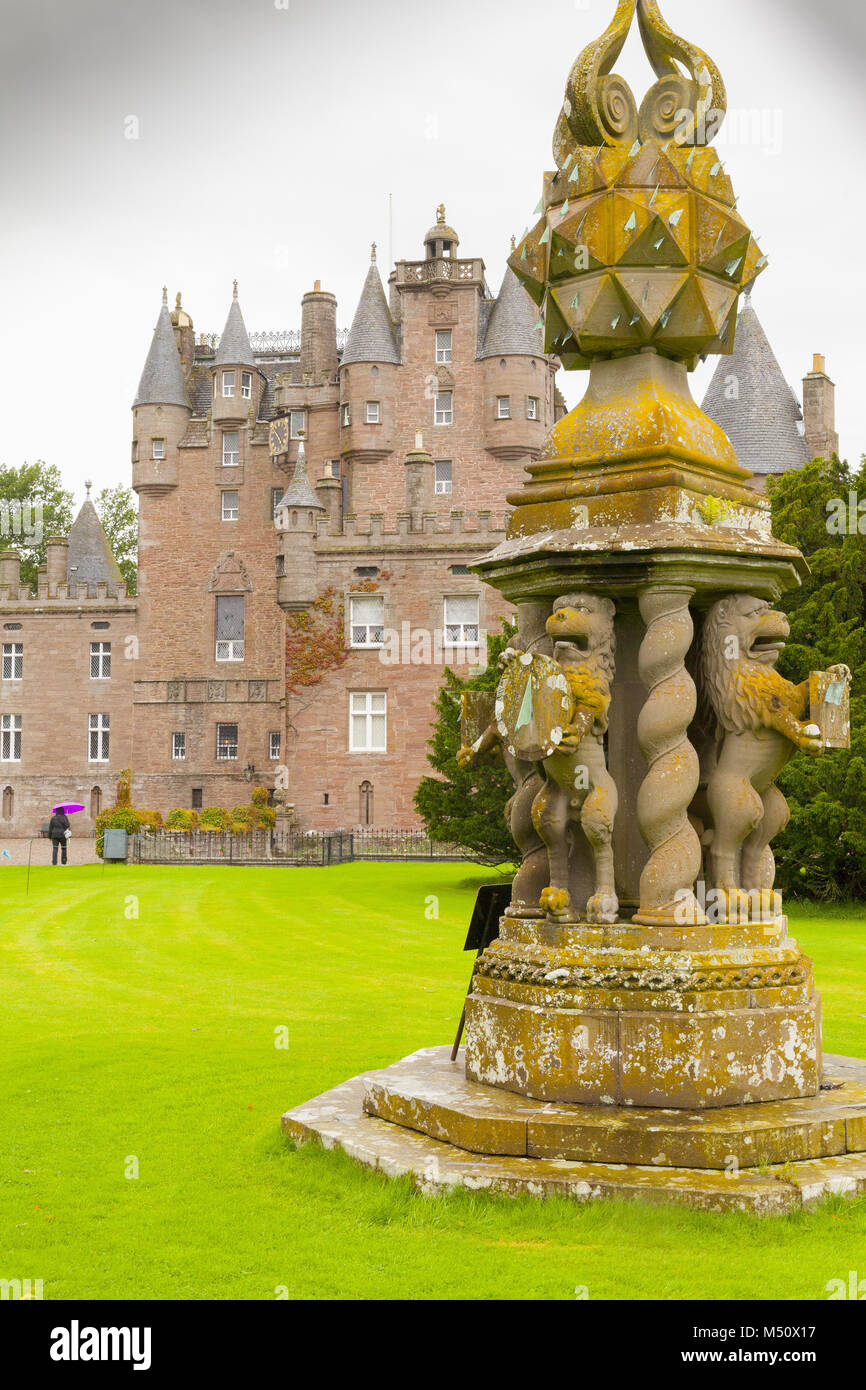 The queen mother glamis castle hi-res stock photography and images - Alamy