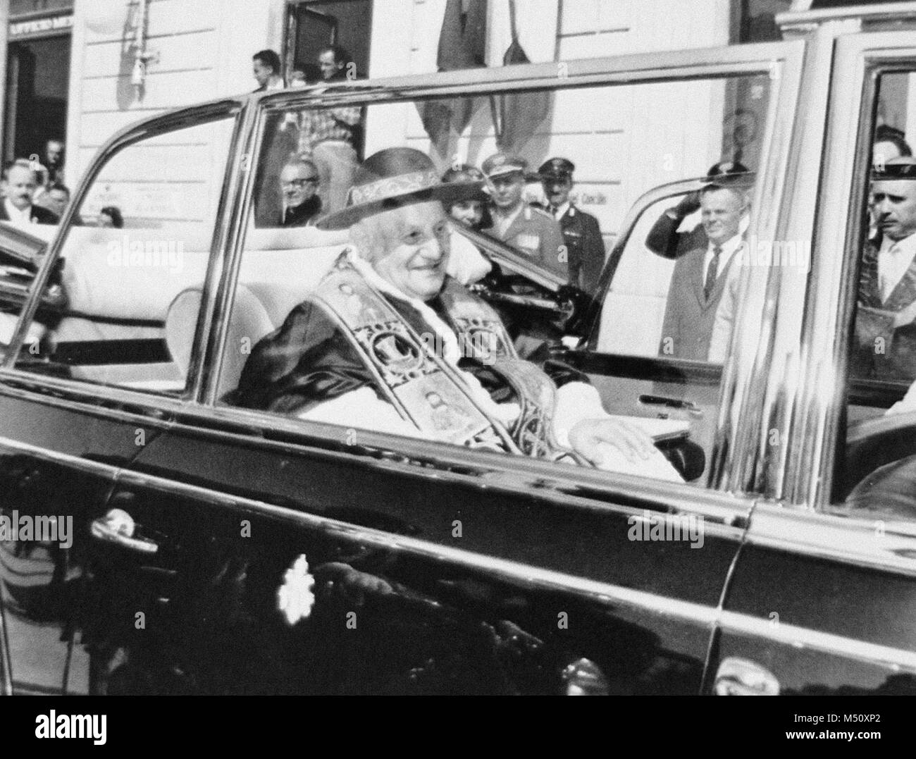The Mercedes-Benz 300 donated to Pope John XXIII on December 17, 1960 ...