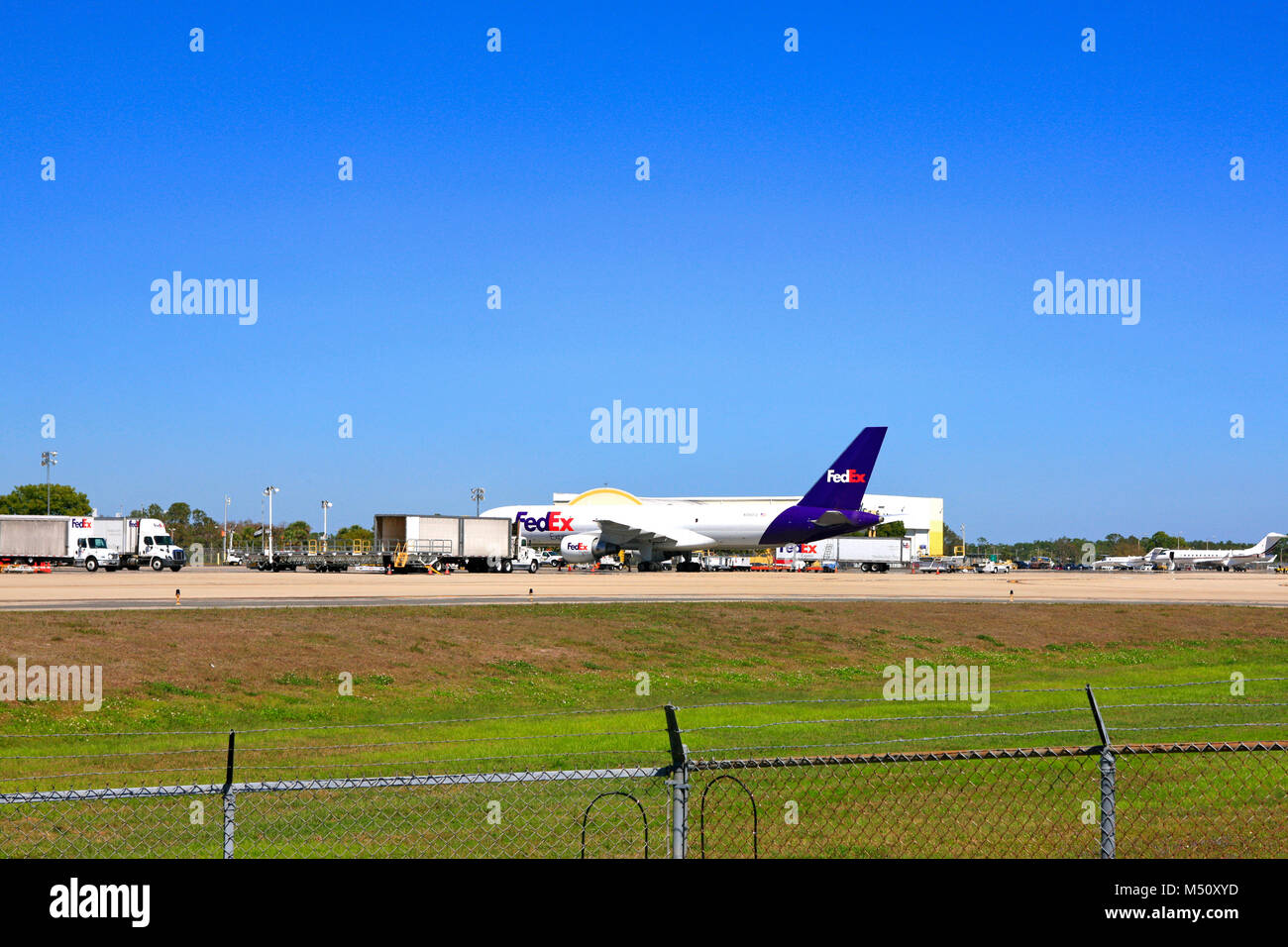 Fedex cargo plane loading hi-res stock photography and images - Alamy