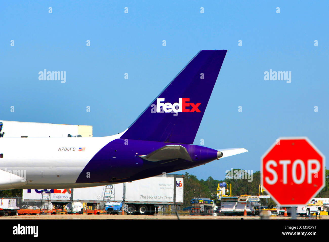 Fedex cargo plane loading hi-res stock photography and images - Alamy