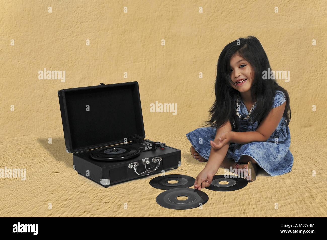 Little girl with vinyl 45 record and player Stock Photo - Alamy
