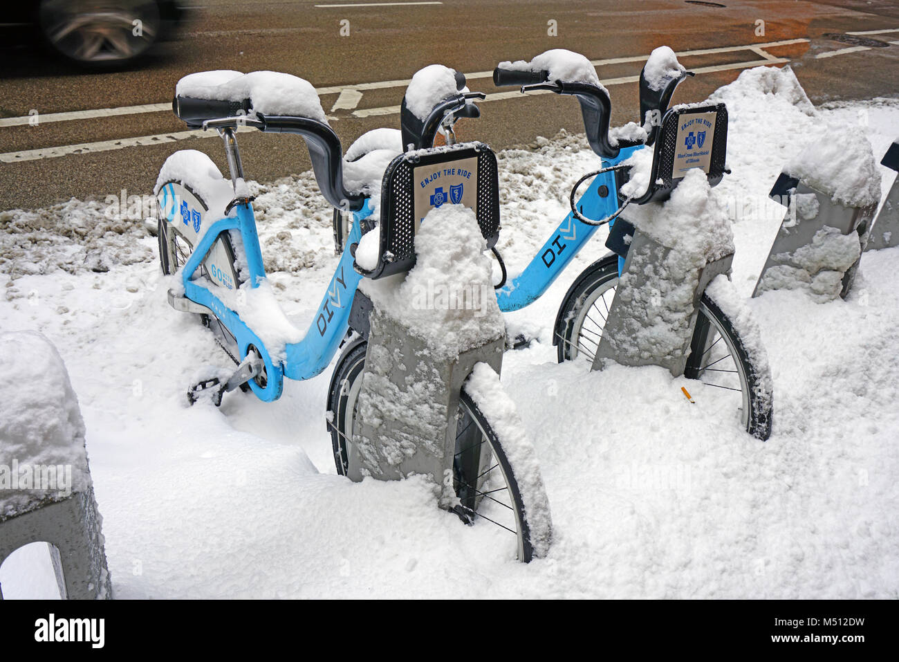 Chicago divvy blue bicycle hi-res stock photography and images - Alamy