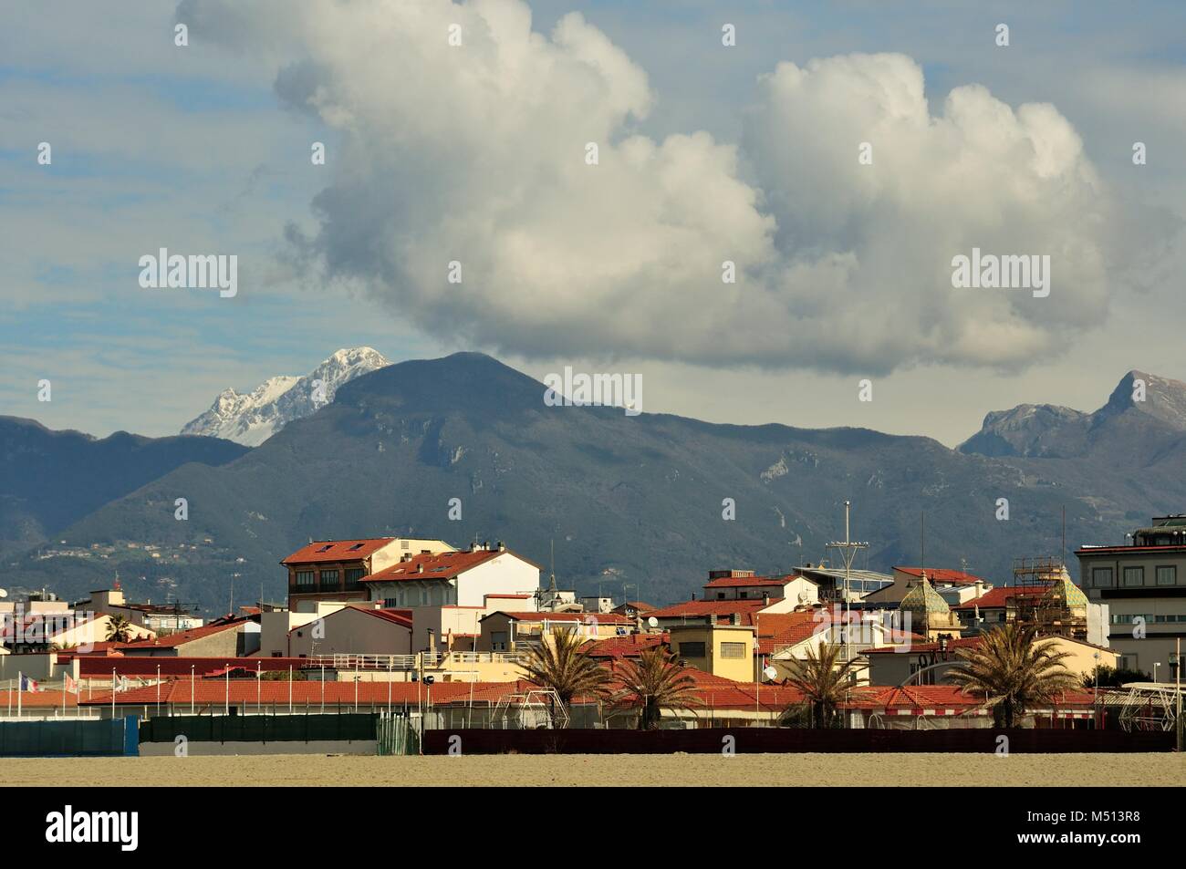 Houses behind beach hi-res stock photography and images - Alamy